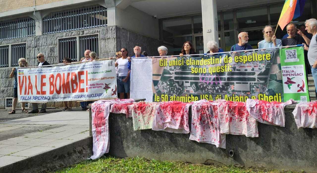 Base di Aviano, sit-in davanti al tribunale contro le bombe nucleari