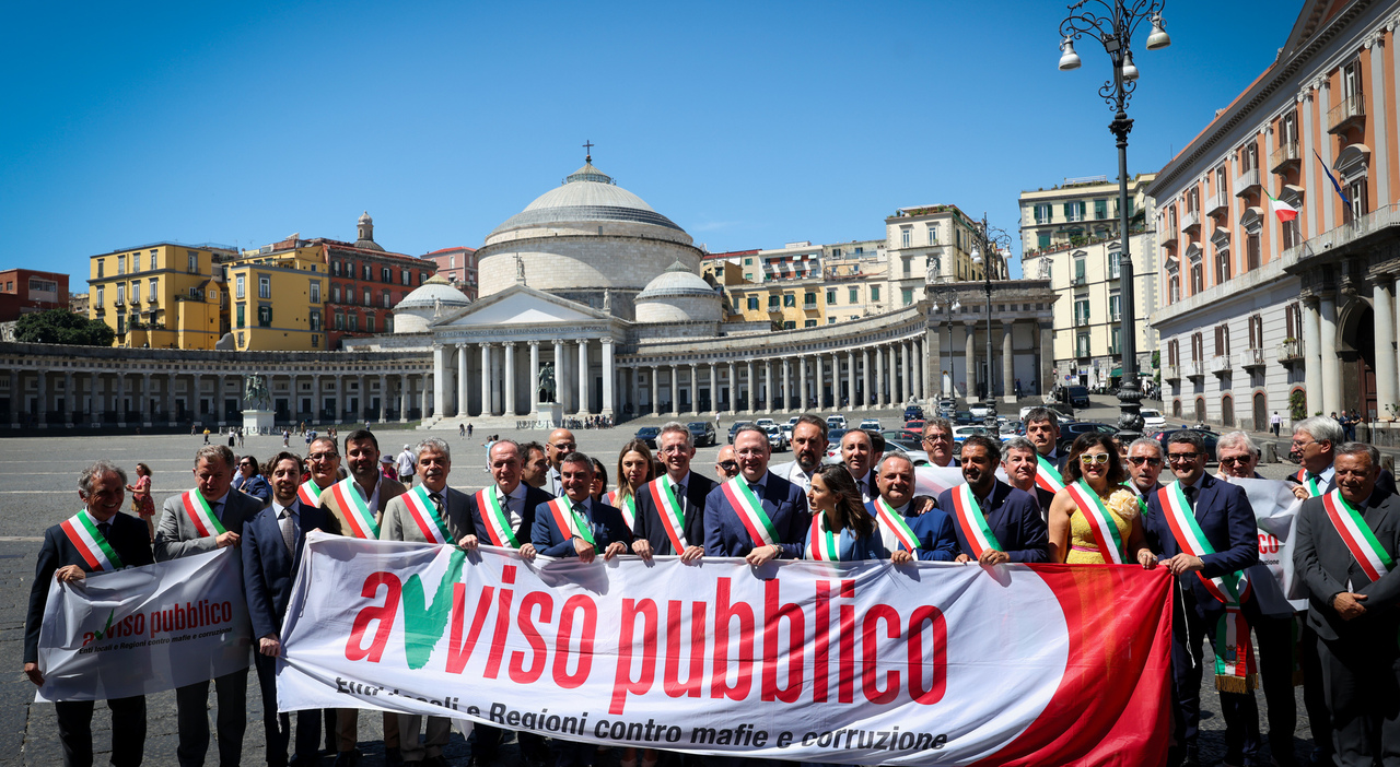 Napoli, flash mob dei sindaci in piazza Plebiscito: «Intimidazioni dei ...