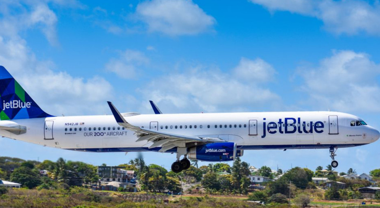 Cacciato dall'aereo perché non può sedersi vicino a una donna, lui fa ...