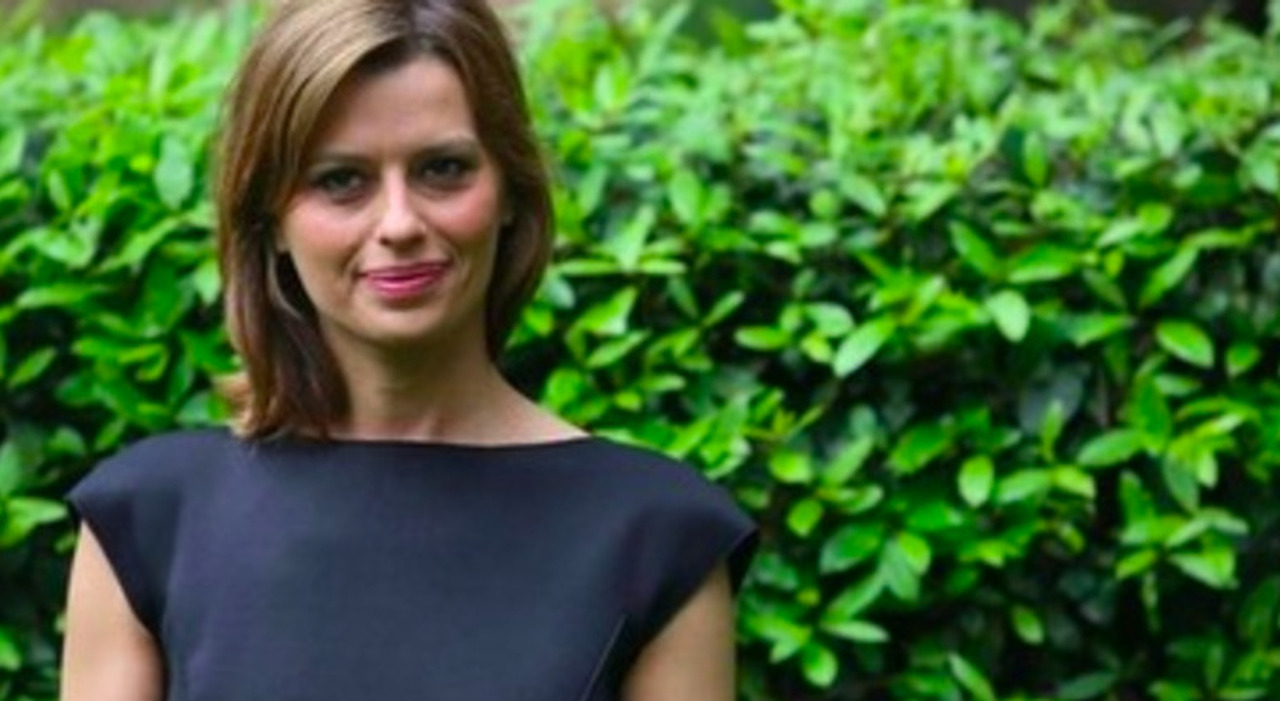 Claudia Pandolfi compie 50 anni: «Ho avuto una fidanzata, lei era un ...