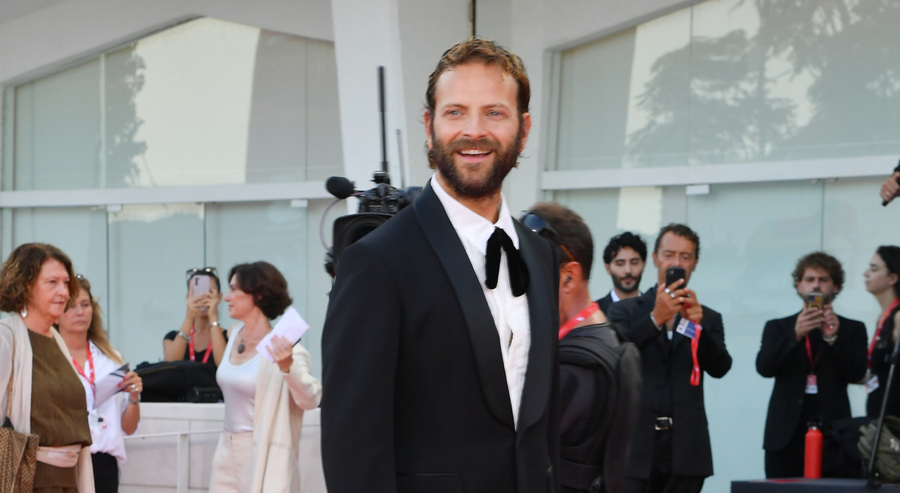 Sanremo 2025, Alessandro Borghi con Damiano David all'Ariston: la ...