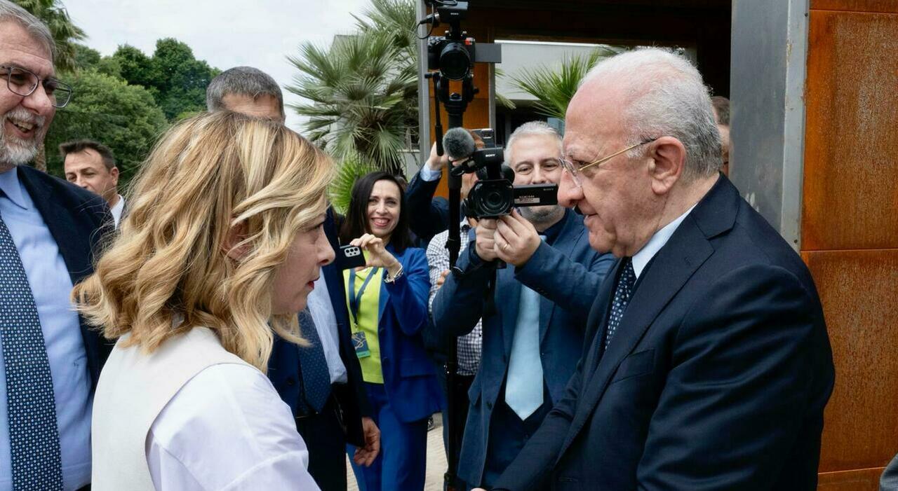 De Luca come Troisi: «La salute prima di tutto»