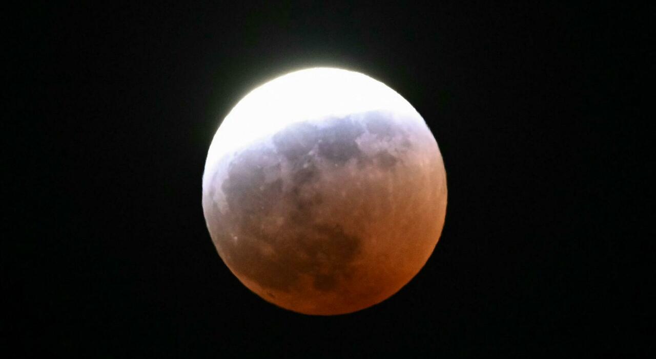 Eclissi totale, la Luna si tinge di rosso: come vederla dall'Italia ...