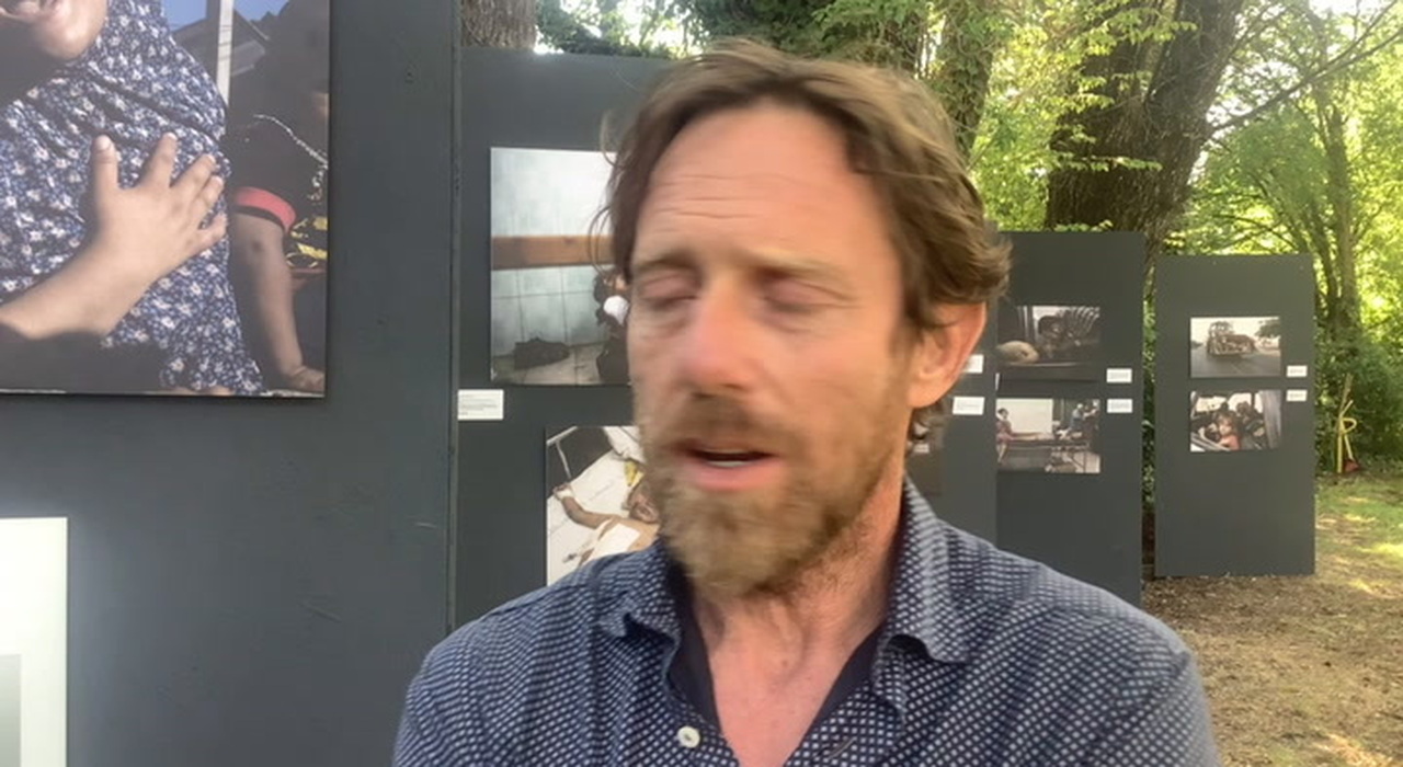 Il fotoreporter di guerra Alessio Romenzi nella sua Piediluco con una ...