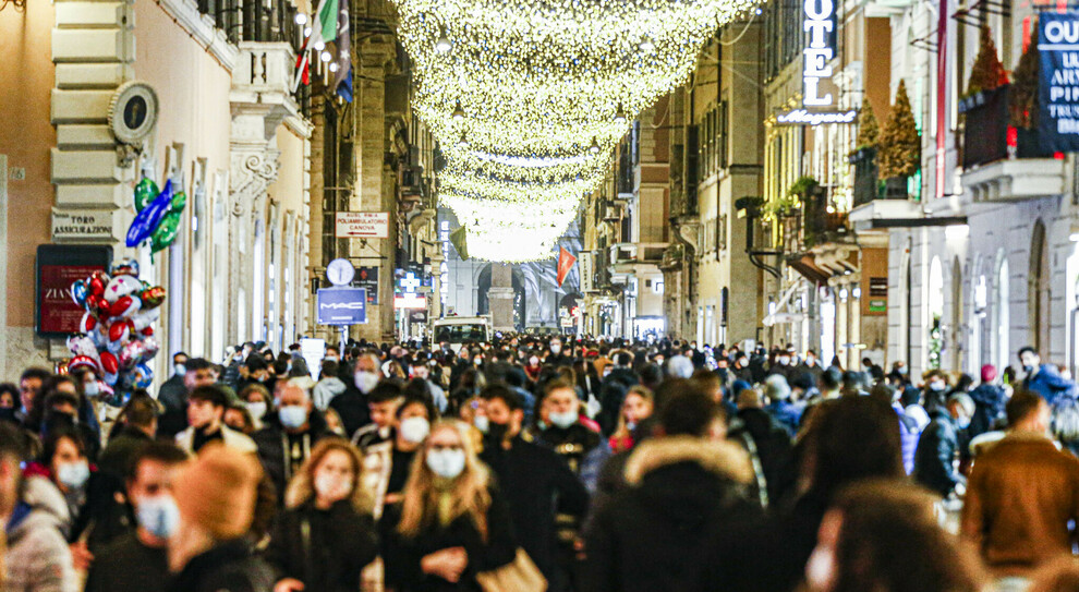 Folla per lo shopping in tutta Italia, chiuso un tratto di via del ... Folla per lo shopping in tutta Italia, chiuso un tratto di via del ...