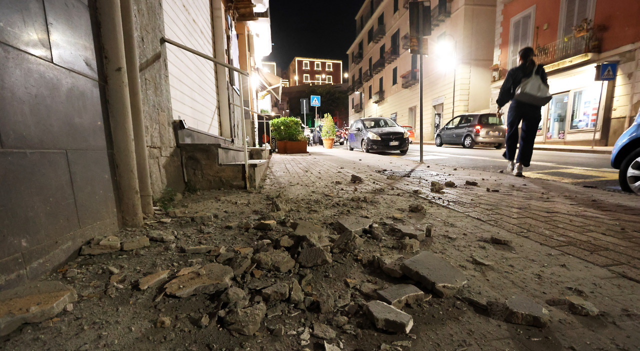 Campi Flegrei, sciame sismico in corso: «Non c'è il rischio di un'eruzione imminente». Quasi 600 ...