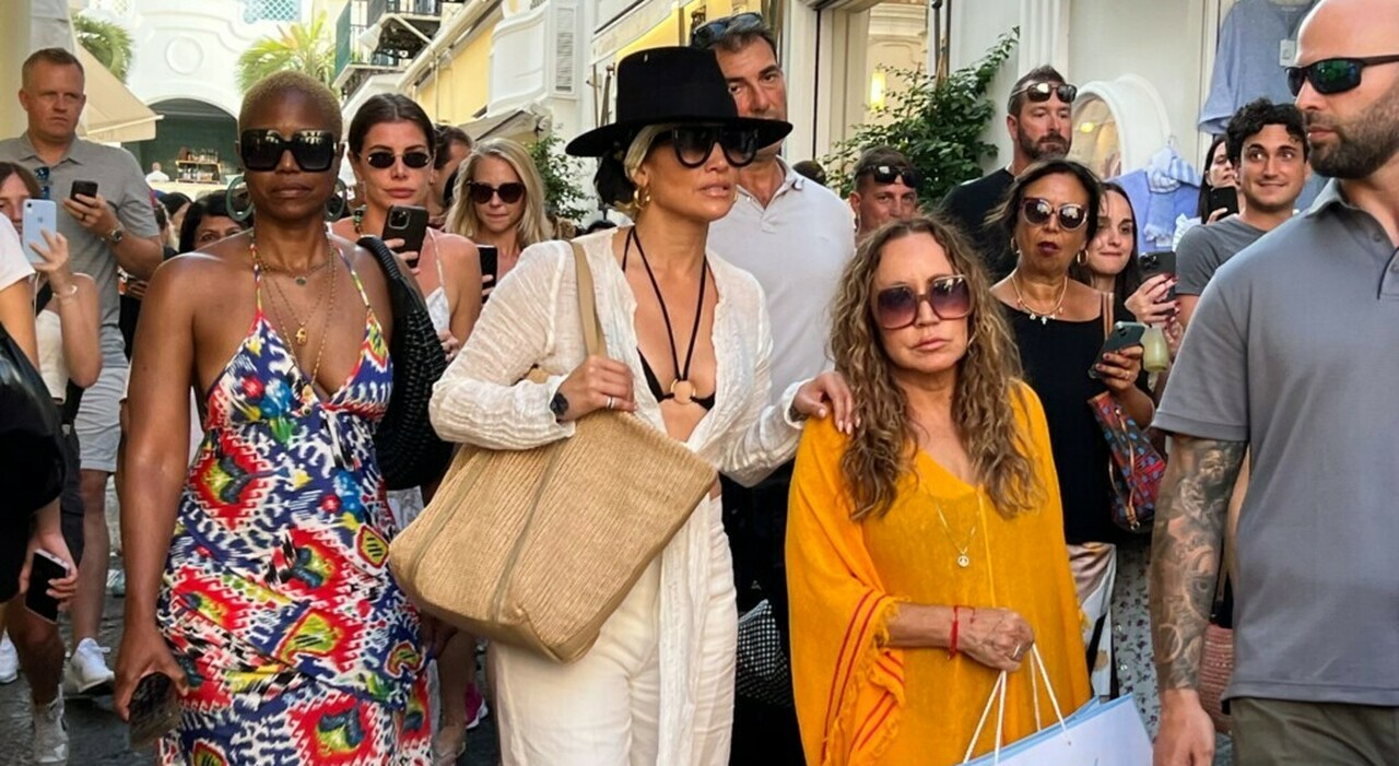 Jennifer Lopez tra Capri e Positano: pronta alle vacanze dopo la stop ...