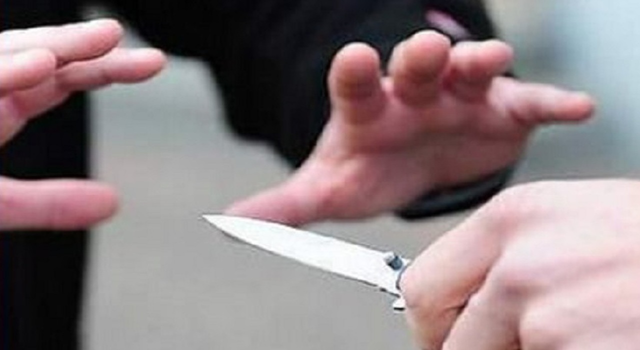 Aggredisce la mamma con un coltello durante una lite in casa e minaccia i fratelli: minorenne ...