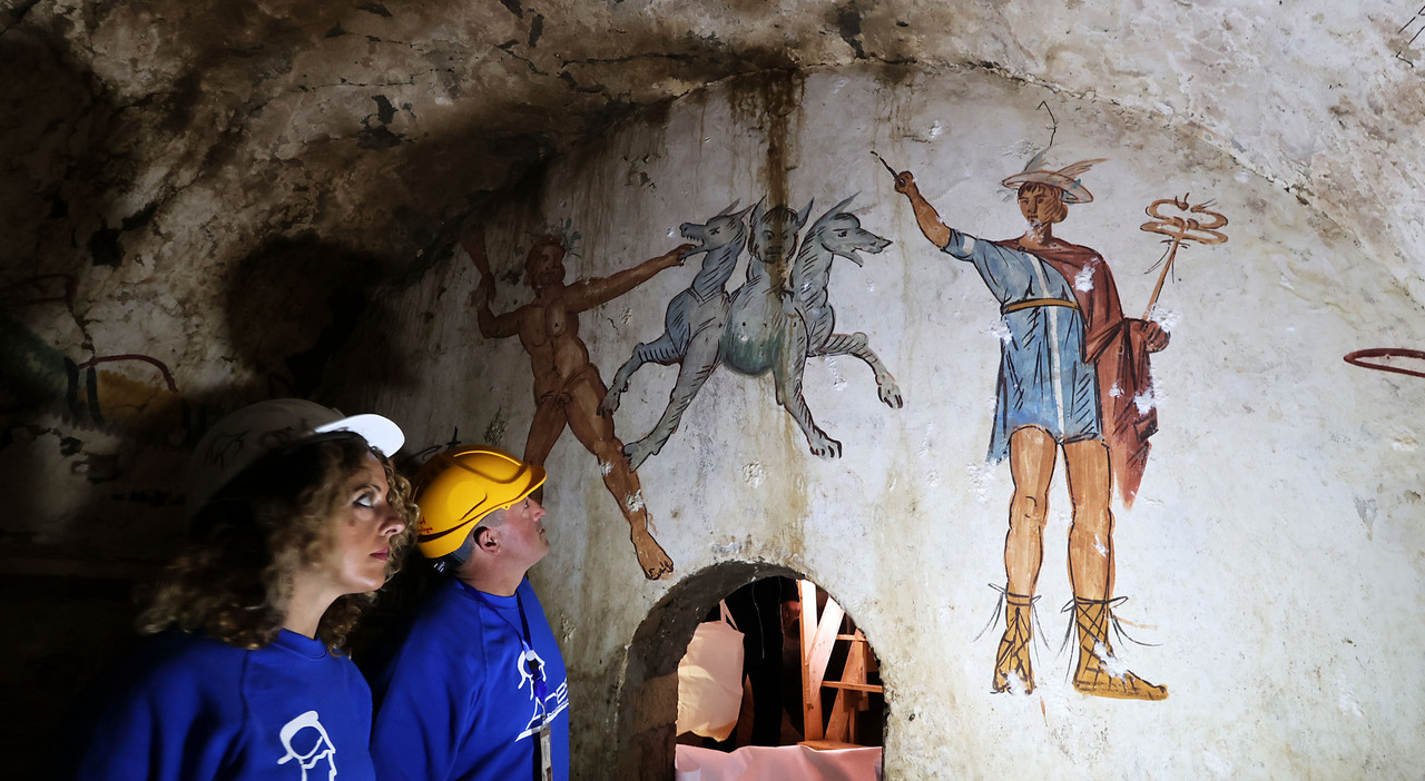 Discovery of a Well-Preserved Burial in the Tomb of Cerberus in Giugliano