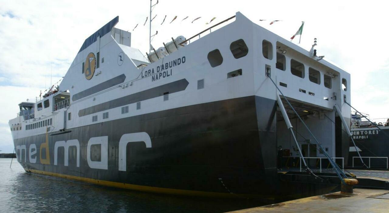 Ferry Collision in Pozzuoli Port Leaves Ships Stuck for Over Two Hours