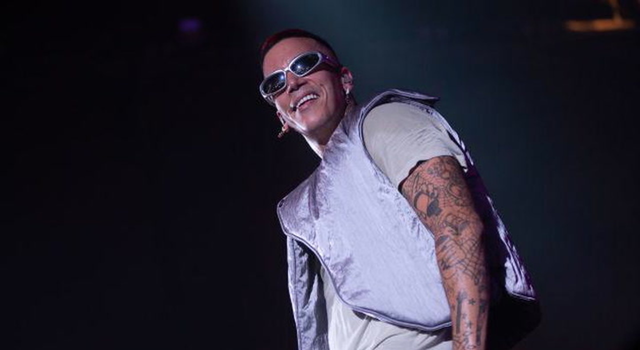 Sfera Ebbasta, bufera per i video in cui respinge i fan dal palco: ecco cosa è successo