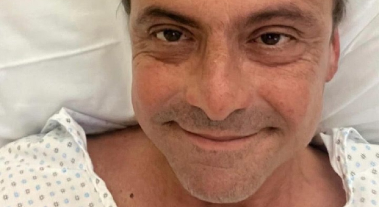 Carlo Calenda operato, come sta. Il selfie in ospedale: «Affettato, ma ...