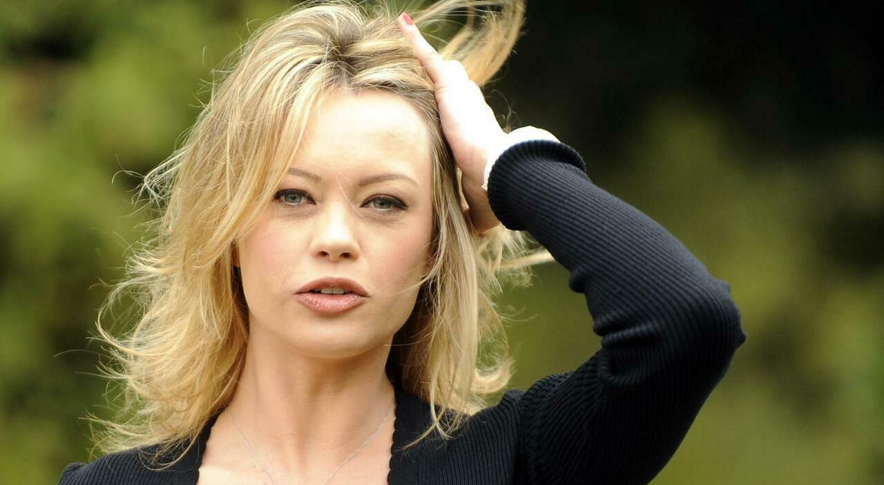 Anna Falchi e l'ansia per la figlia 12enne: «Sto attenta, ci sono tanti ...