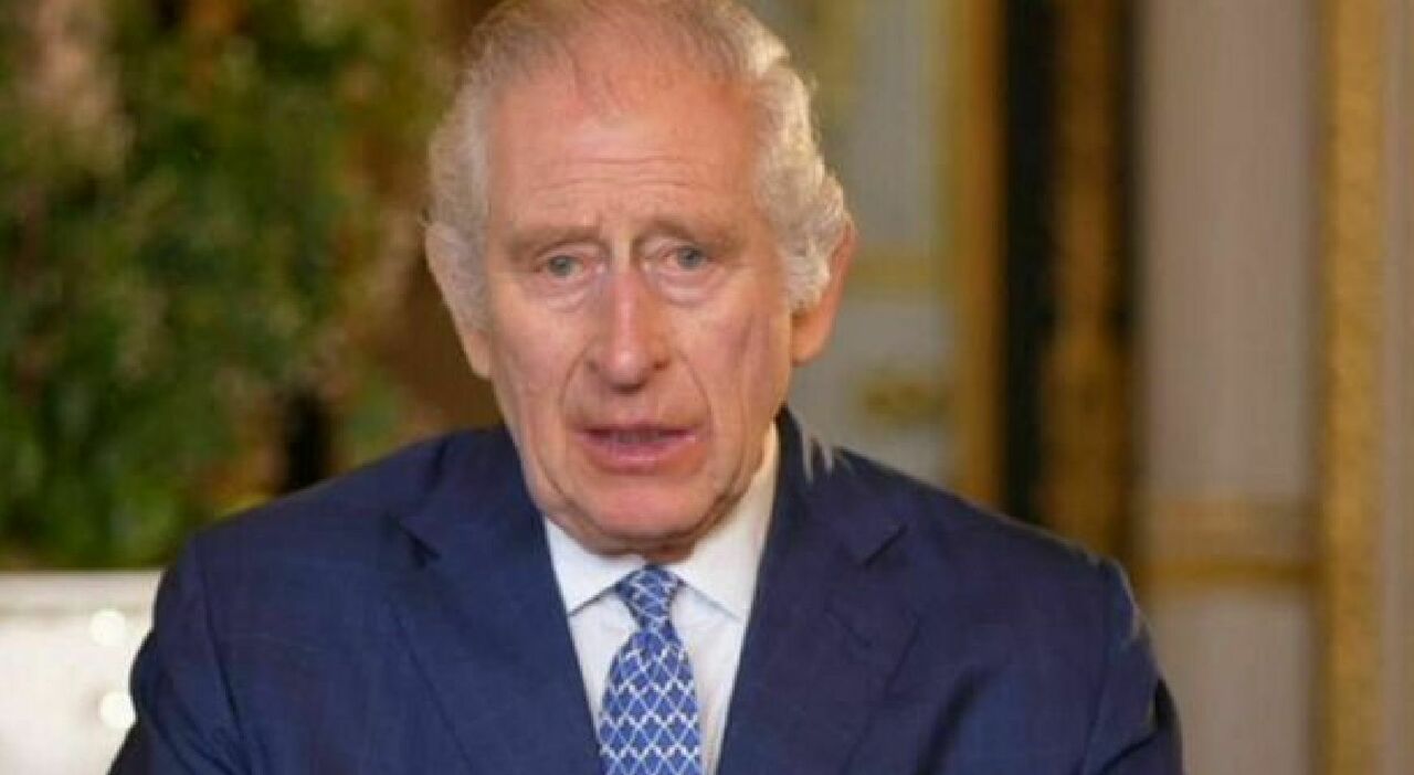 Re Carlo in chiesa a Pasqua con Camilla ma lontano da tutti. La ...