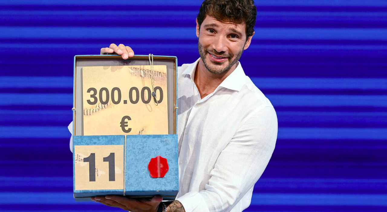 «Stefano De Martino ad Affari Tuoi, predestinato o miracolato?»: i dubbi del pubblico. Ma lui ...