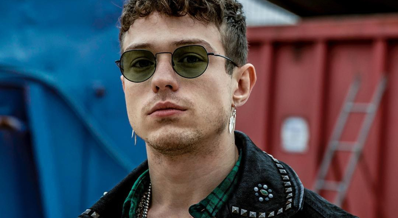 Irama a Sanremo 2024 con Tu no, chi è l'ex di Amici? Età, altezza, vita ...