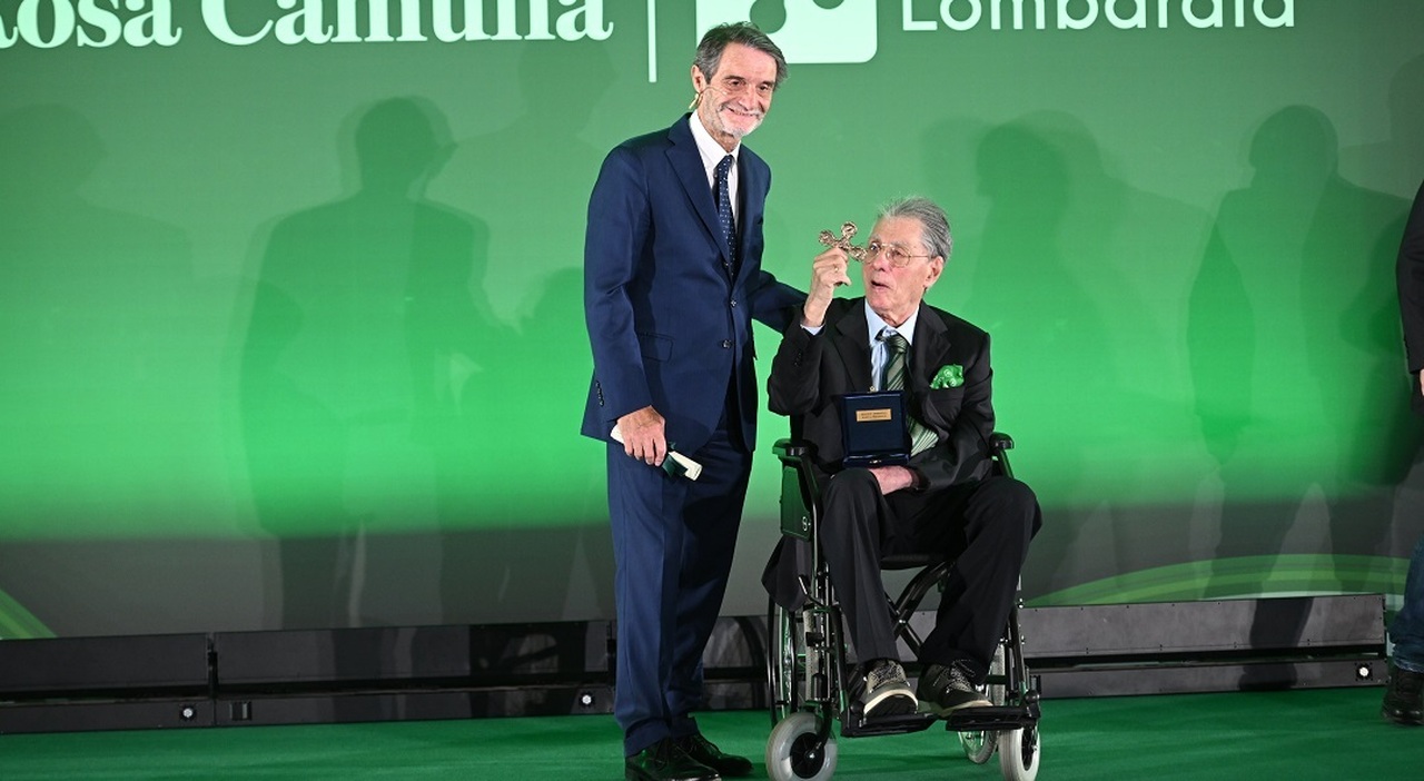 Umberto Bossi in carrozzina, standing ovation per il Senatur al Premio ...