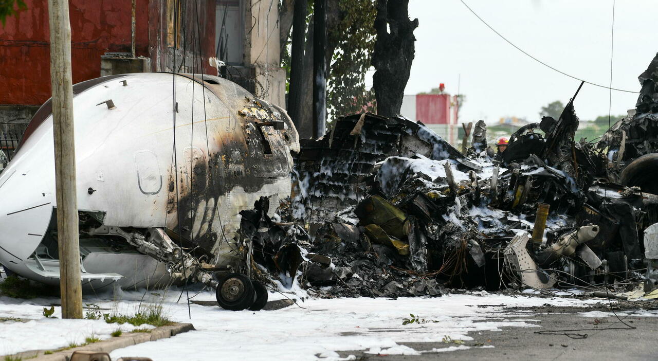 Aereo privato precipita in strada, morti pilota e co-pilota: l'incendio ...