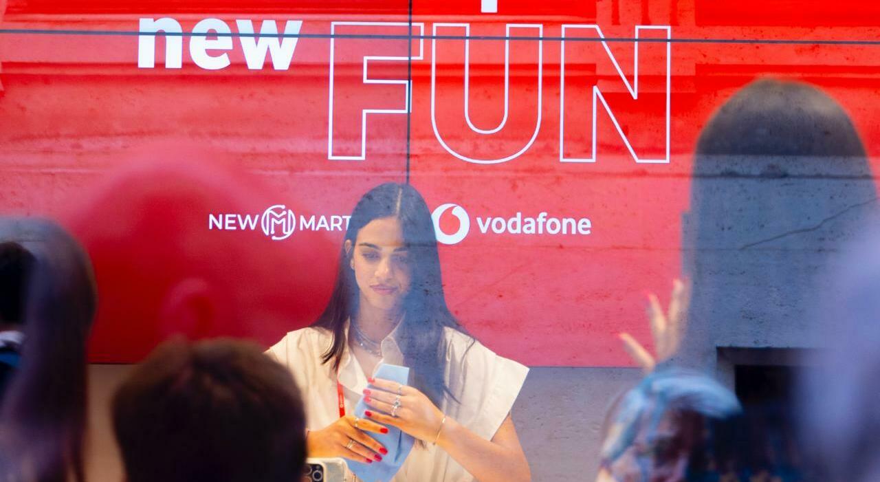 New Martina, bagno di folla per la tiktoker che cambia le cover al Vodafone Store di Via del Corso