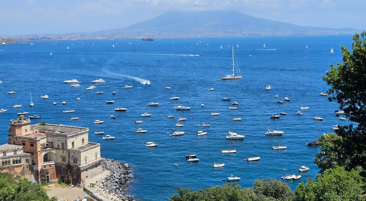 Napoli, assalto al mare di Posillipo: gli slalom tra le barche per un ...