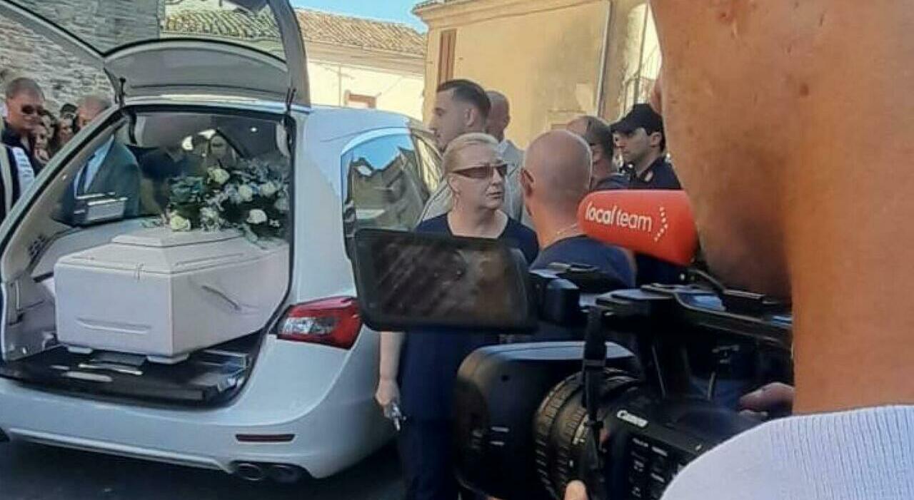 Thomas Luciani, in centinaia ai funerali. La lettera della nonna Olga ...