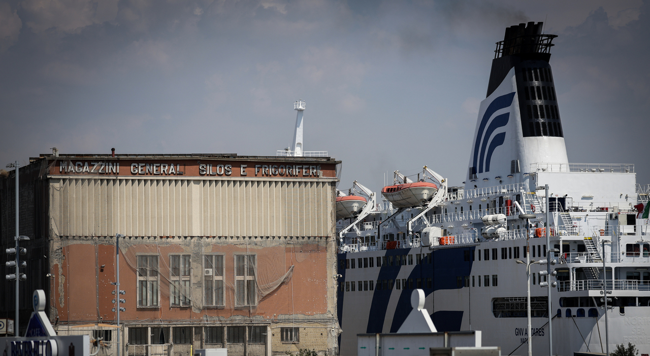 NGO Ship Solidaire Arrives in Naples with 81 Migrants