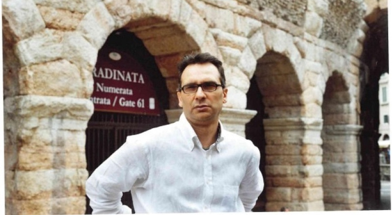 Matteo Messina Denaro, nel 2006 in posa davanti all'Arena come un ...