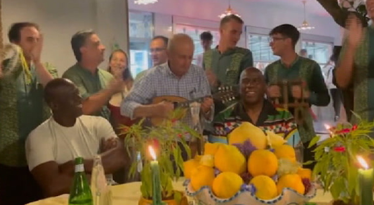 Michael Jordan in vacanza a Capri, canta Volare insieme a Magic Johnson ...