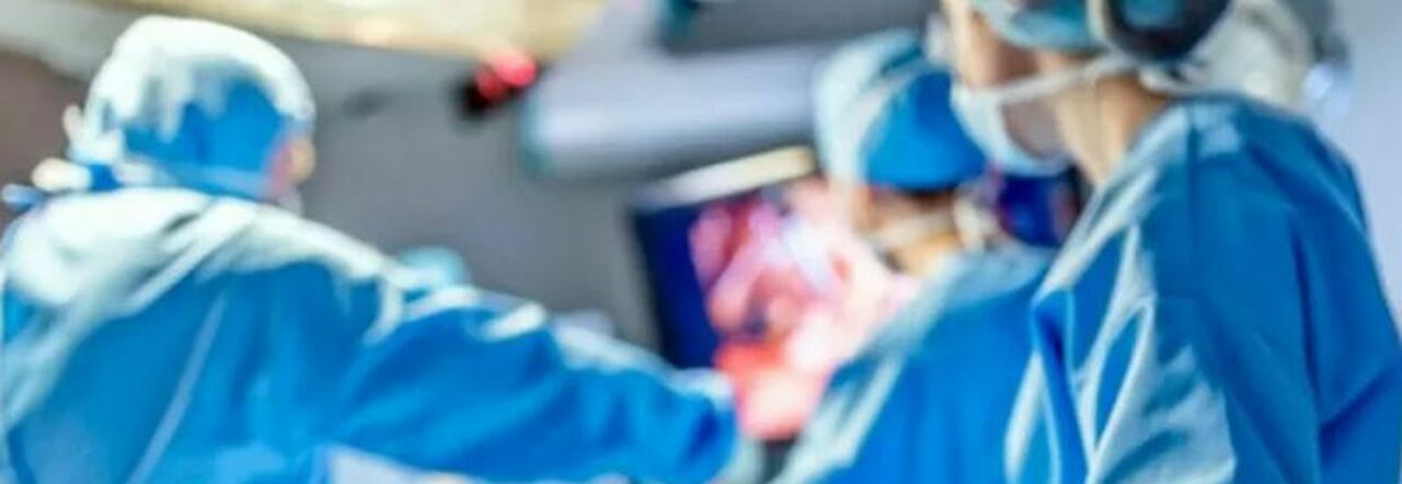 Deturpata dal chirurgo durante l'operazione al seno: «Non alzo più un ...