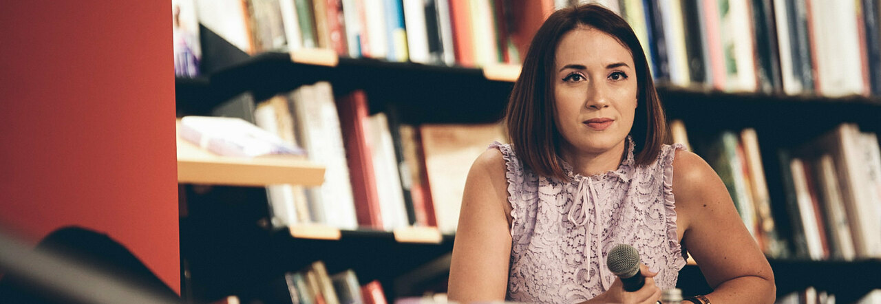 Felicia Kingsley a Napoli: «Il mio romanzo rosa sorpassa Vannacci»