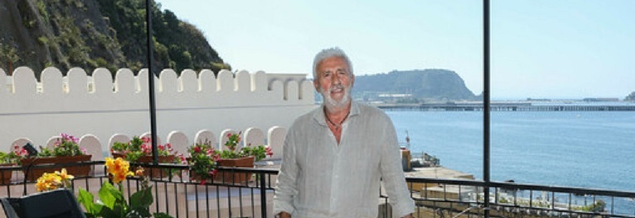 A casa di Patrizio Rispo: «Come palazzo Palladini, da qui si vede il mare»