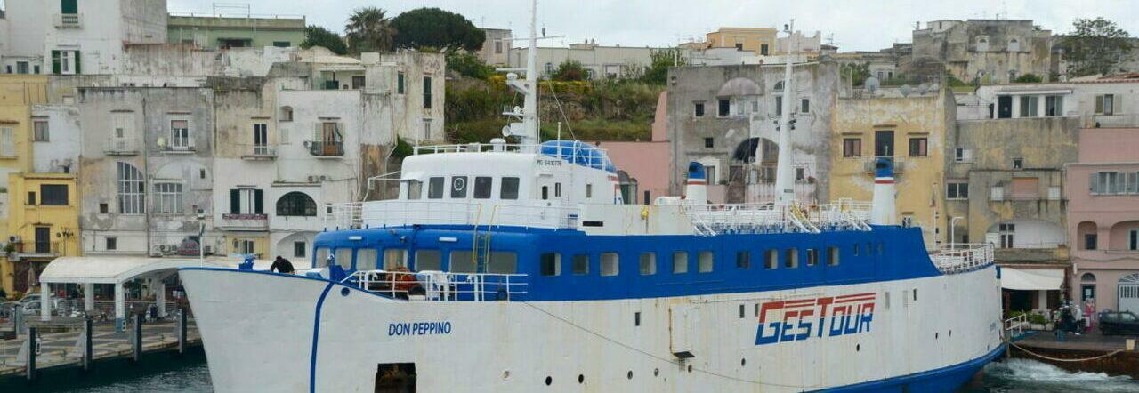Traghetto per Procida dirottato a Ischia: protesta di residenti e turisti