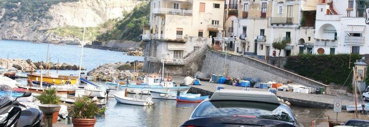 Bacoli, raid di camorra nella notte: in fiamme l’auto di imprenditore