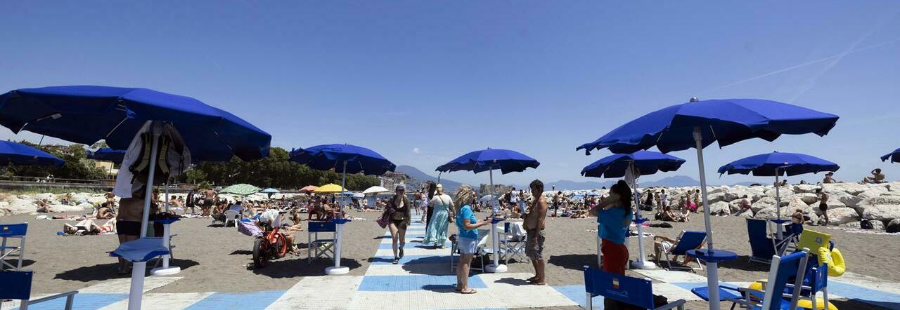Sdraio, docce e servizi in spiaggia a Napoli: la nuova Rotonda Diaz. Il ...