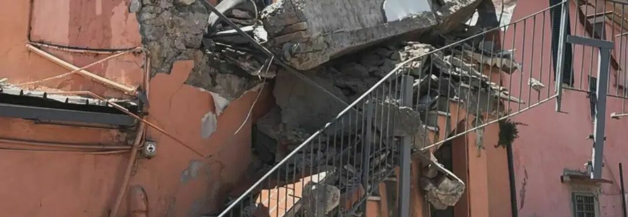 Crollo in una palazzina a Ercolano, in salvo due residenti rimasti ...