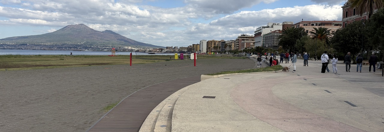 Castellammare, iI lungomare “liberato”: l’estate a passo d’uomo
