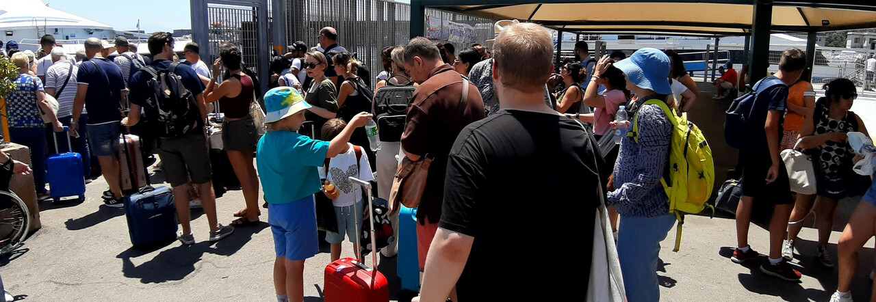 Molo Beverello a Napoli, delirio a 40 gradi ressa e code agli imbarchi
