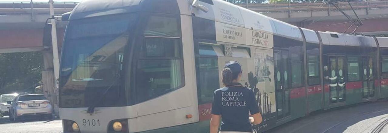Roma, tram fuori dalle rotaie: paura a San Lorenzo. «Mezzi e binari ...