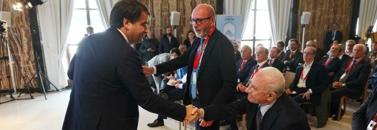 «Il futuro del Sud e il ruolo del Mediterraneo»: stretta di mano (e ...