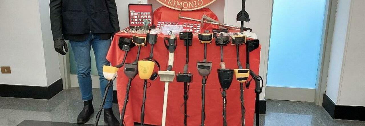 Pompei, trovato il “tesoro” dei tombaroli: indagate 19 persone nel ...