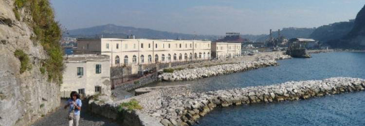 Il carcere di Nisida non è “Mare fuori”: detenuti adulti, sfregi e liti