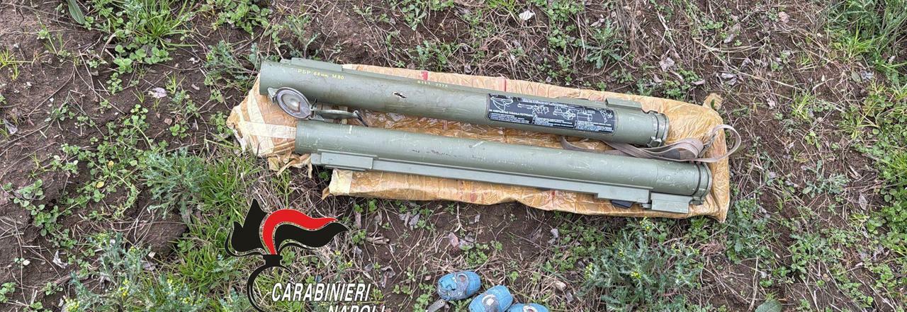 Giugliano, campo armi dei clan: trovati anche bazooka e bombe a mano