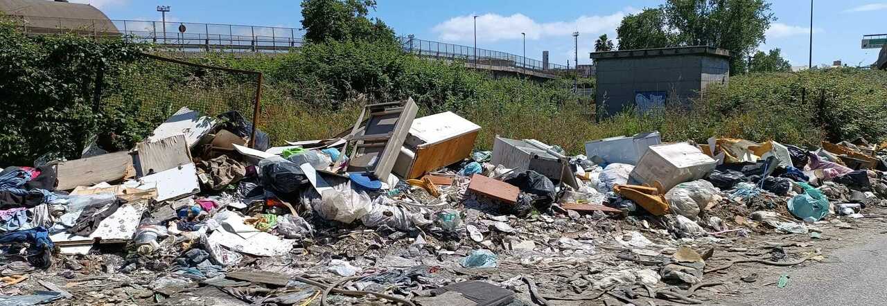Napoli, Zona Industriale, maxi discariche di rifiuti e scarti di ...