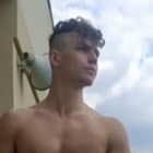 Si lancia nel vuoto dal balcone di casa, centra e uccide una donna che ...