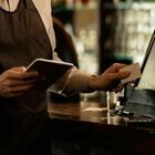 Si gusta la cena al ristorante, poi scappa davanti al conto da 700 euro ...