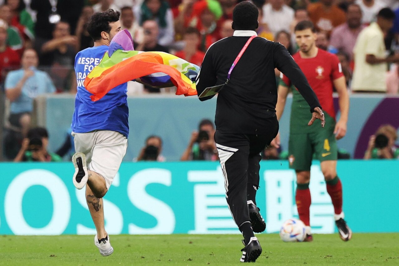 Il falco, l'invasore di campo seriale: «Gli ultras degli scontri sull ...