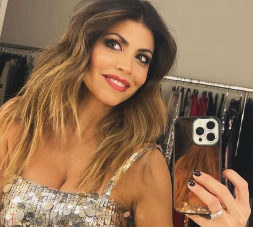 Flora Canto da De Martino, chi è la moglie di Enrico Brignano? Età, l'esperienza a Uomini e ...