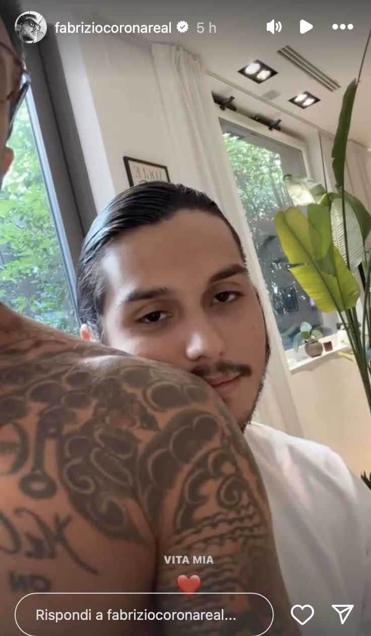 Fabrizio Corona, il figlio Carlos Maria esce dalla comunità e torna a ...