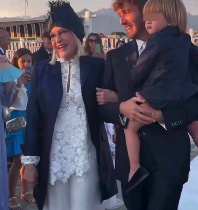 Clizia Incorvaia e Paolo Ciavarro, i look del matrimonio: sull'altare ...