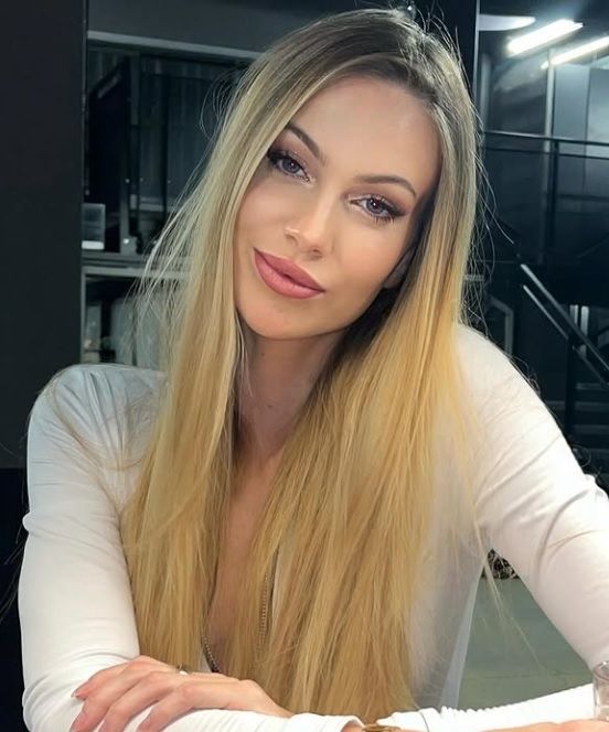 Taylor Mega, l'influencer di Udine e la casa minimal in Brera: il living con il suo nudo d ...